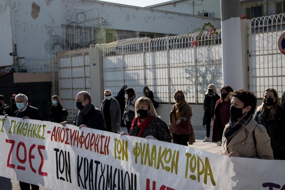 “ΚΑΙ ΟΙ ΖΩΕΣ ΤΩΝ ΚΡΑΤΟΥΜΕΝΩΝ ΜΕΤΡΑΝΕ” – Τρύφων Αλεξιάδης