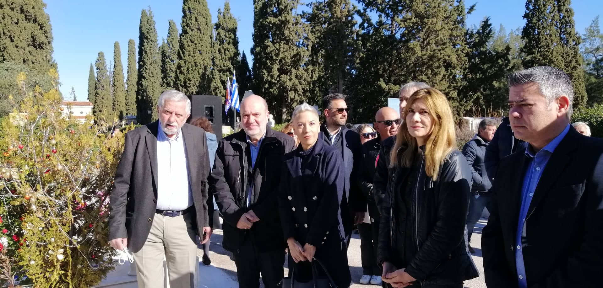 Στο μνημόσυνο για τα θύματα του βομβαρδισμού της πόλης του Πειραιά στις ...